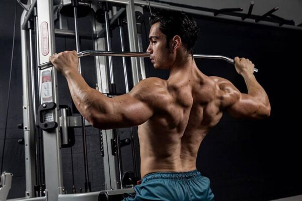 Comment réaliser l'exercice de musculation barre au front