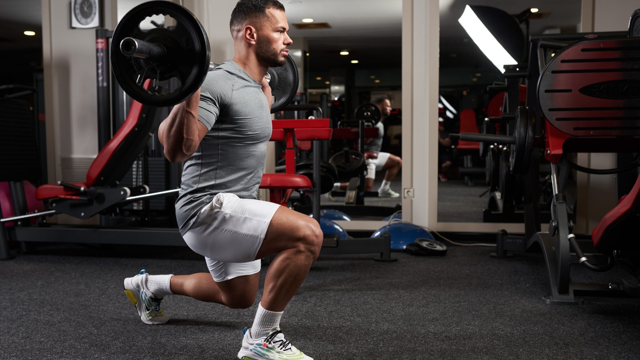 Fente arrière : technique et bienfaits pour renforcer vos jambes