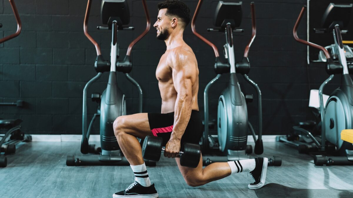 Fente arrière : technique et bienfaits pour renforcer vos jambes