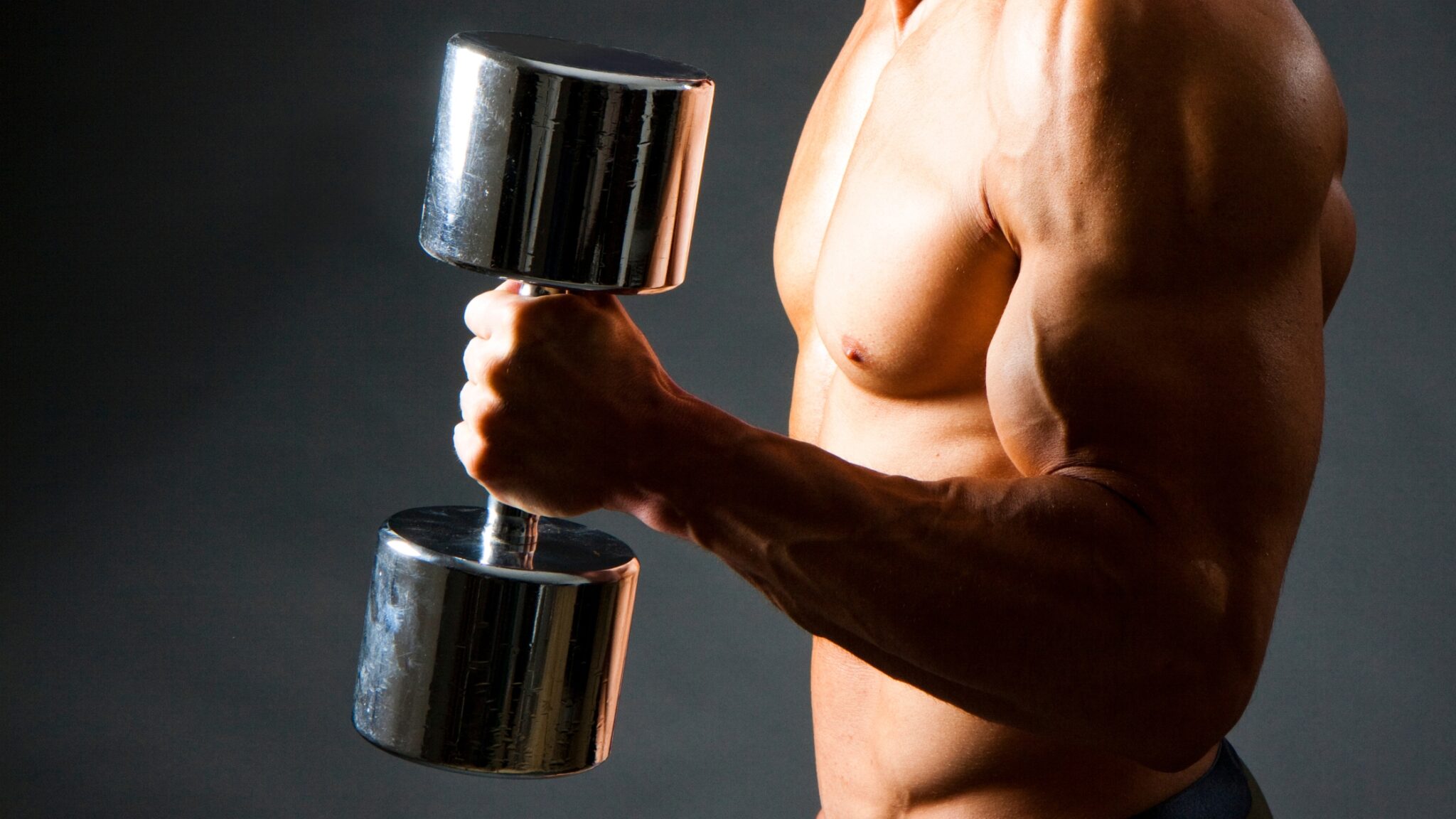 Curl marteau : technique et variantes pour des bras musclés