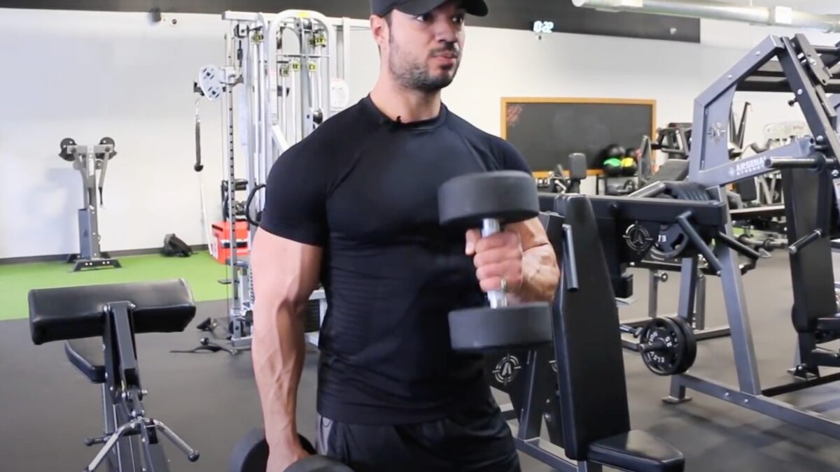 Curl marteau : technique et variantes pour des bras musclés